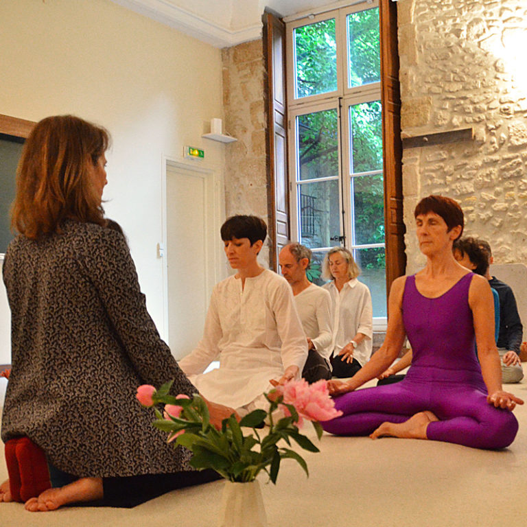 Assises silencieuses | École Française de Yoga
